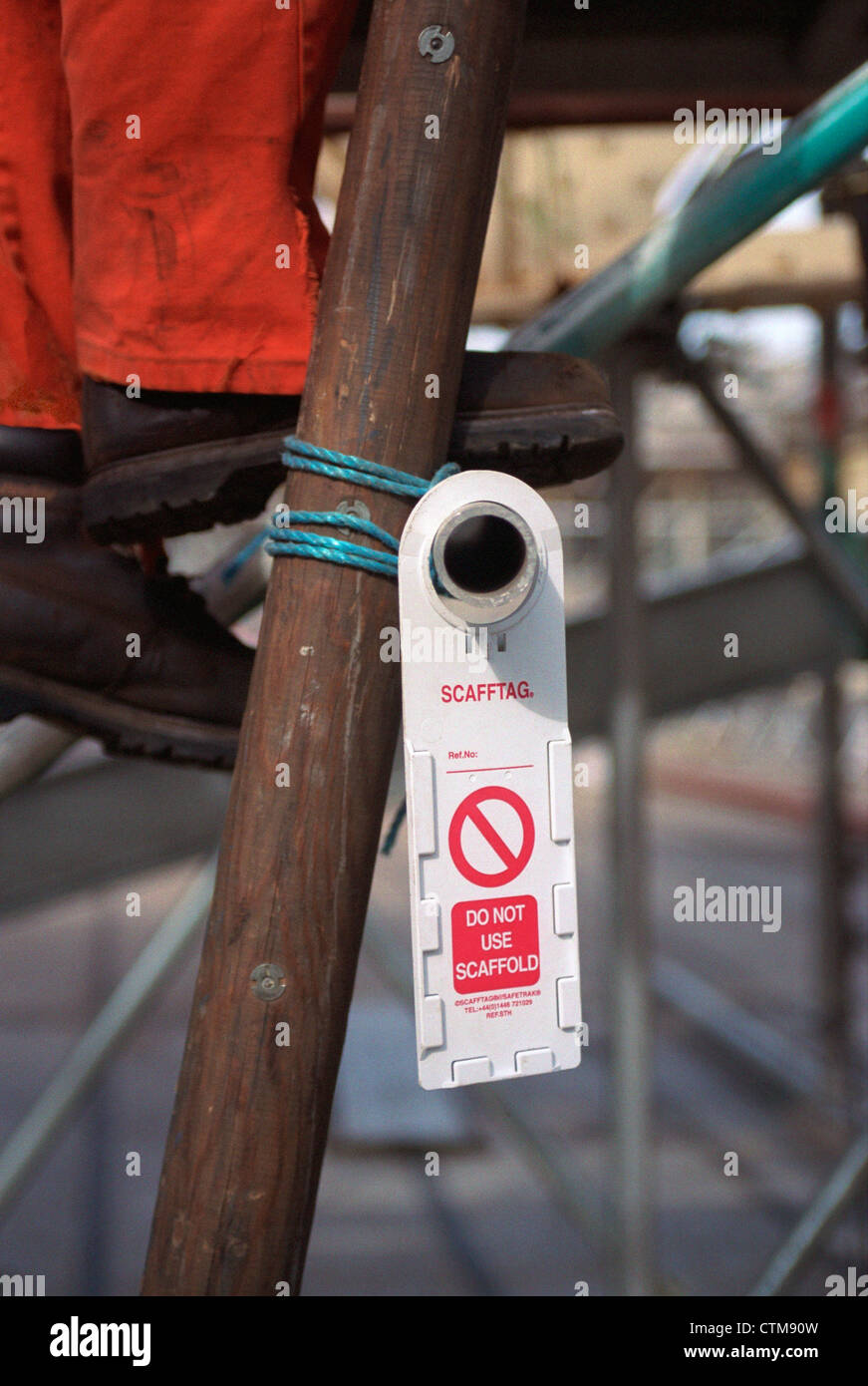 Scaffold warning sign hi-res stock photography and images - Alamy