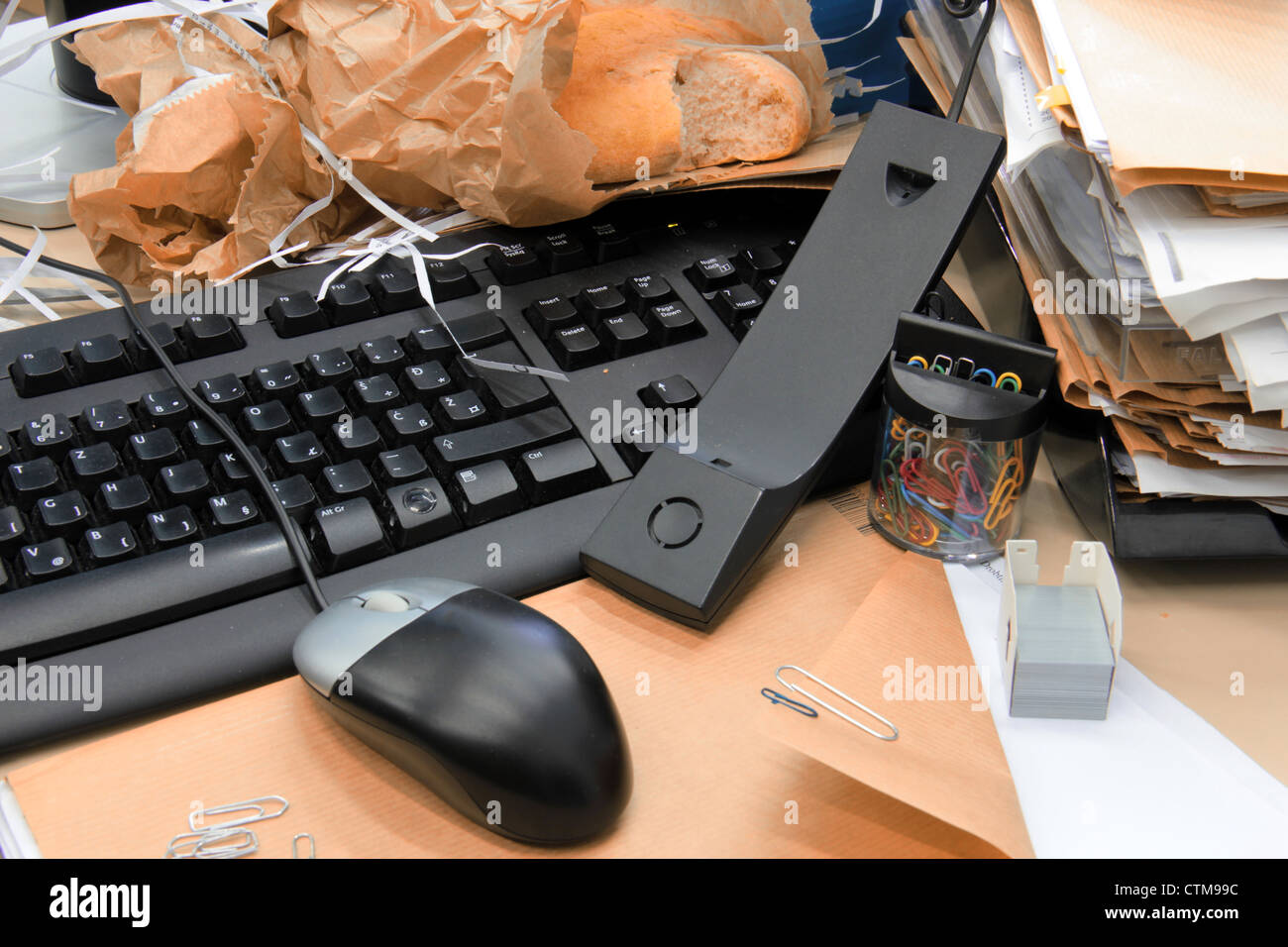 Disorganized office hi-res stock photography and images - Alamy