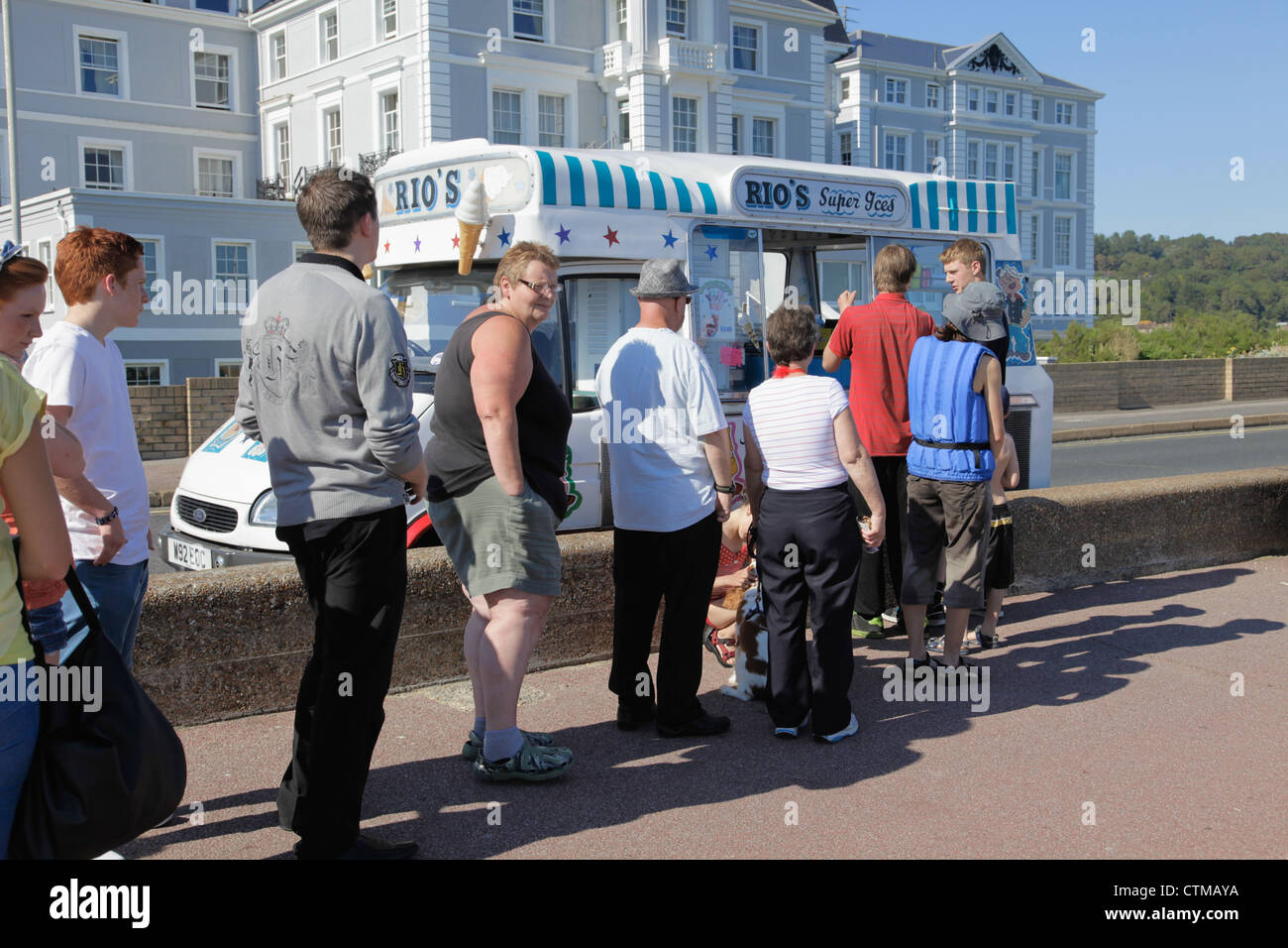 Queue for ice cream hi-res stock photography and images - Alamy