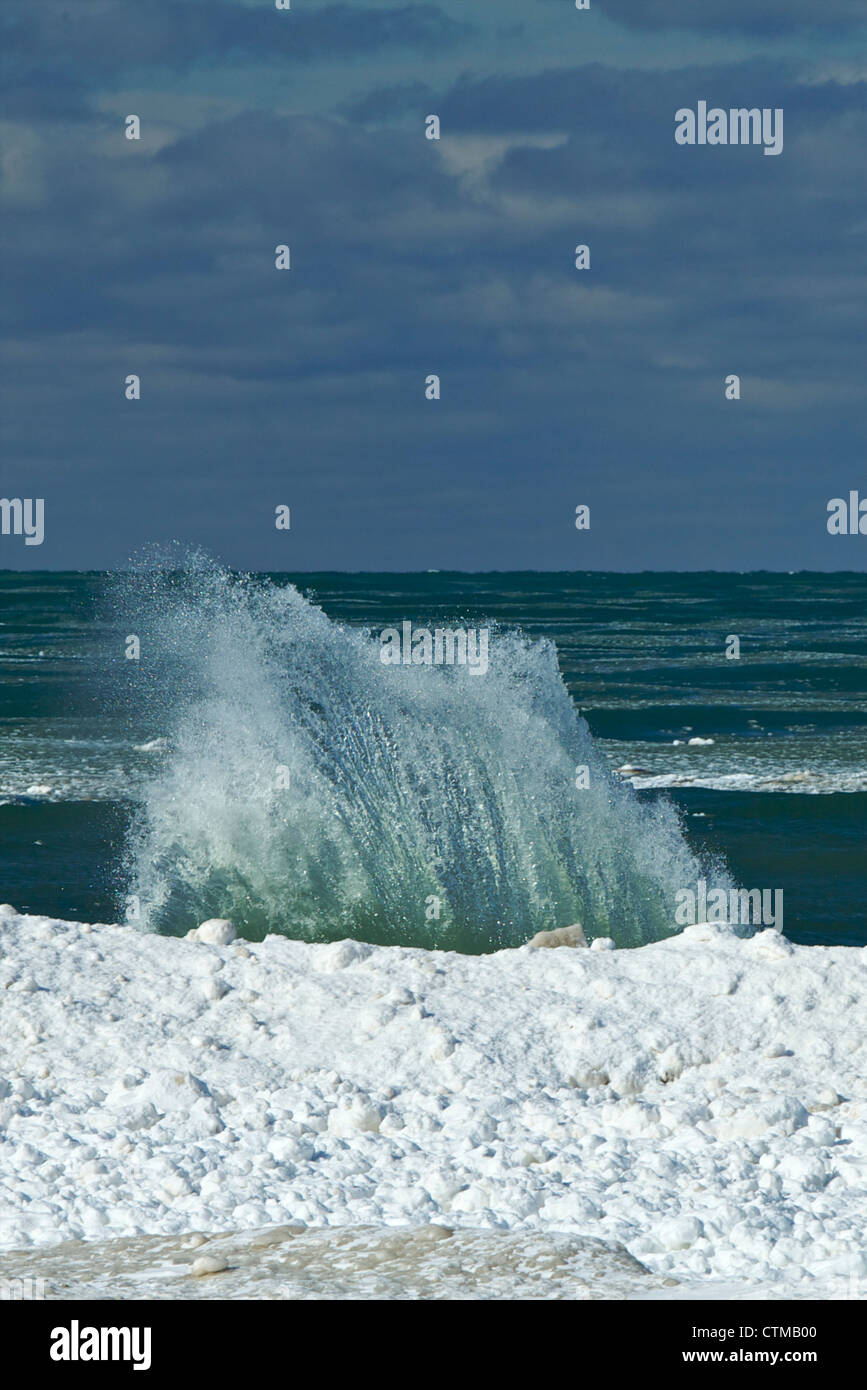 Shore breaking wave hi-res stock photography and images - Alamy