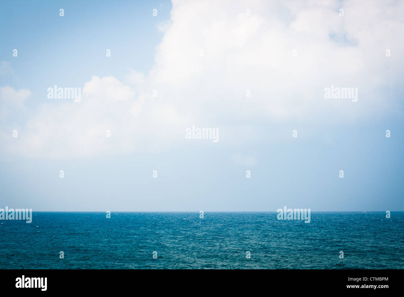 Azure sea horizon and blu sky background Stock Photo - Alamy