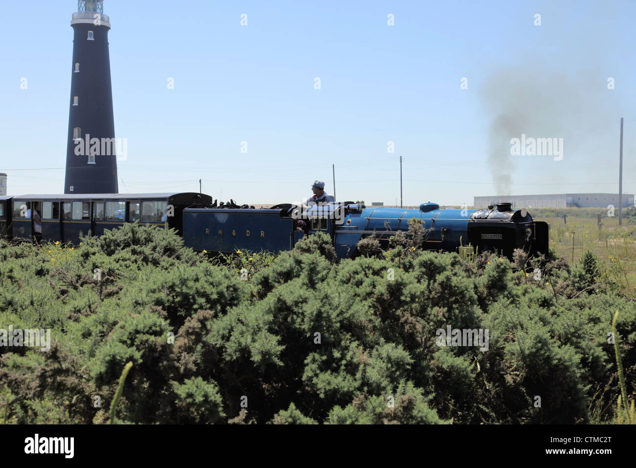 Train of Romney Hythe and Dymchurch Railway leaving Dungeness Station ...