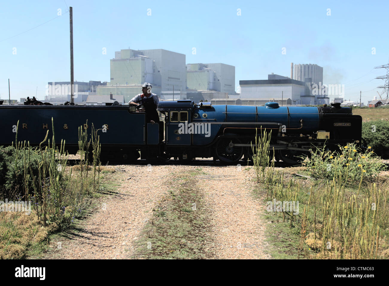Train of Romney Hythe and Dymchurch Railway leaving Dungeness Station ...