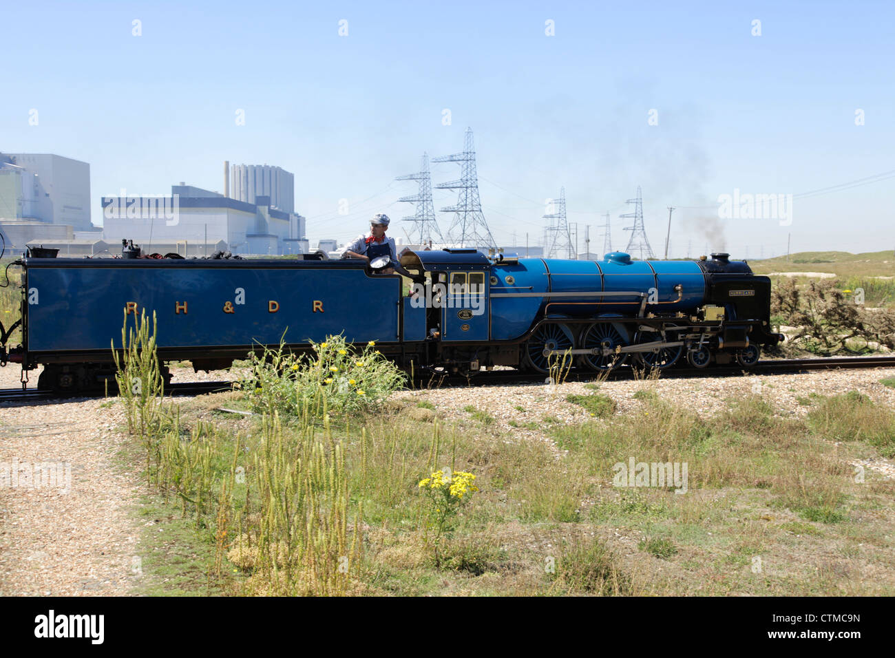 Train of Romney Hythe and Dymchurch Railway leaving Dungeness Station ...