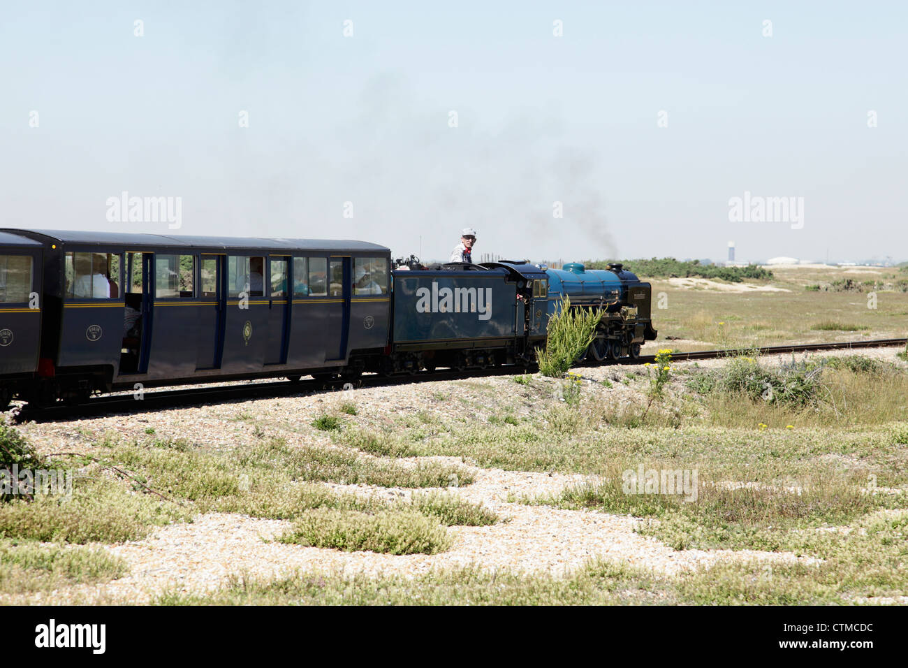 Train of Romney Hythe and Dymchurch Railway leaving Dungeness Station ...