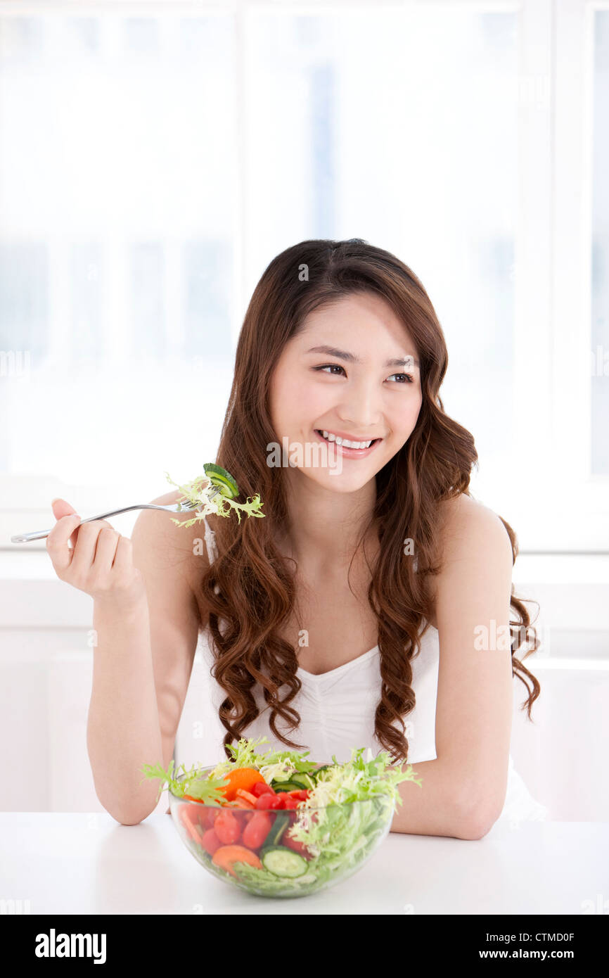 Young woman eating salad Stock Photo - Alamy Young woman eating salad Stock Photo - Alamy
