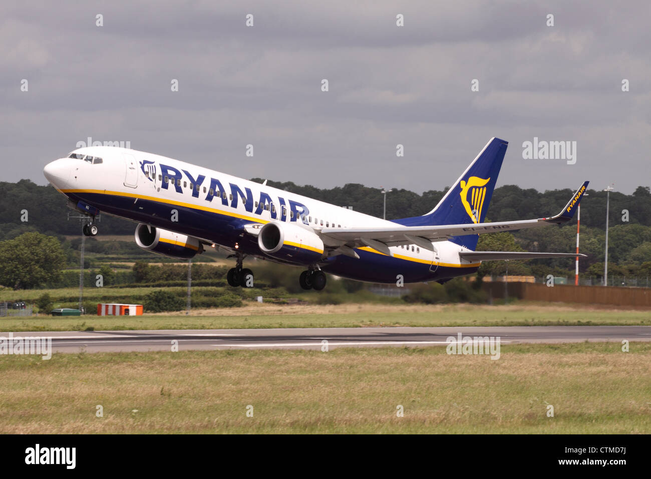 Boeing 737 800 ryanair hi-res stock photography and images - Alamy