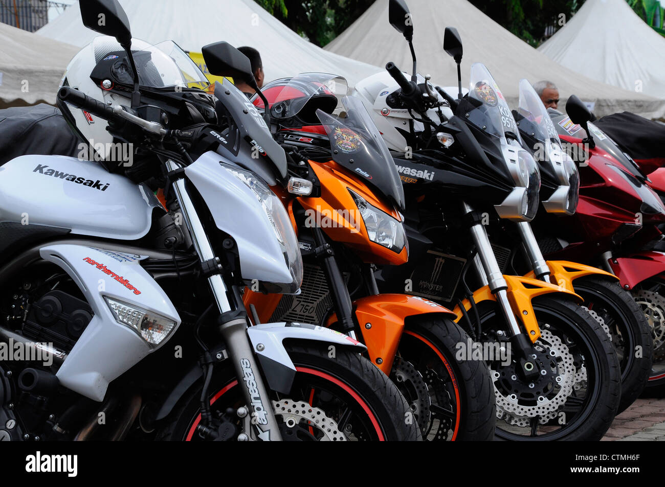 Row of motorcycles hi-res stock photography and images - Alamy