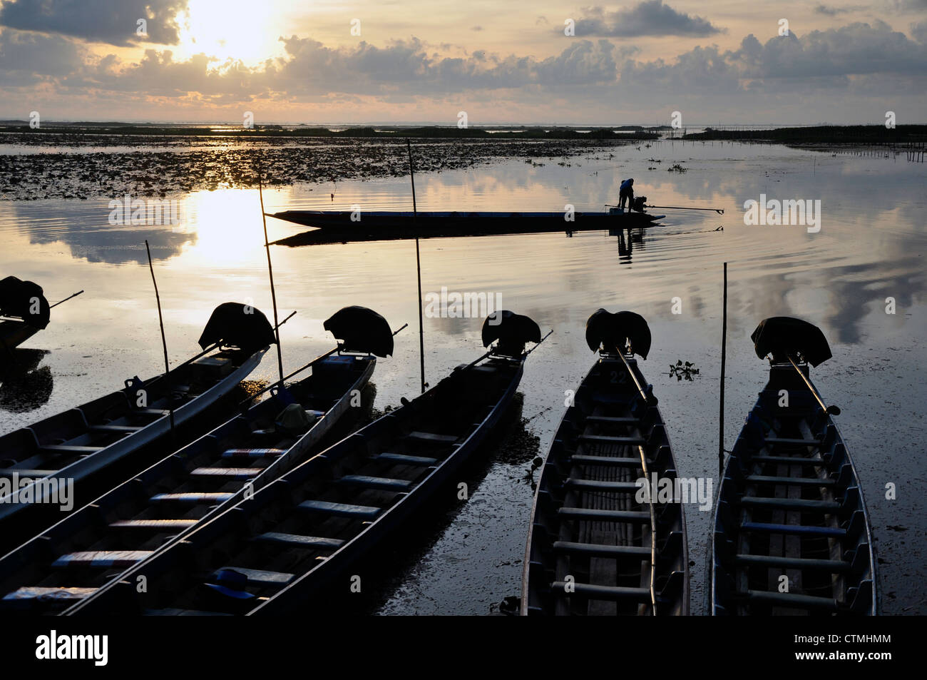 Long boat red hi-res stock photography and images - Alamy