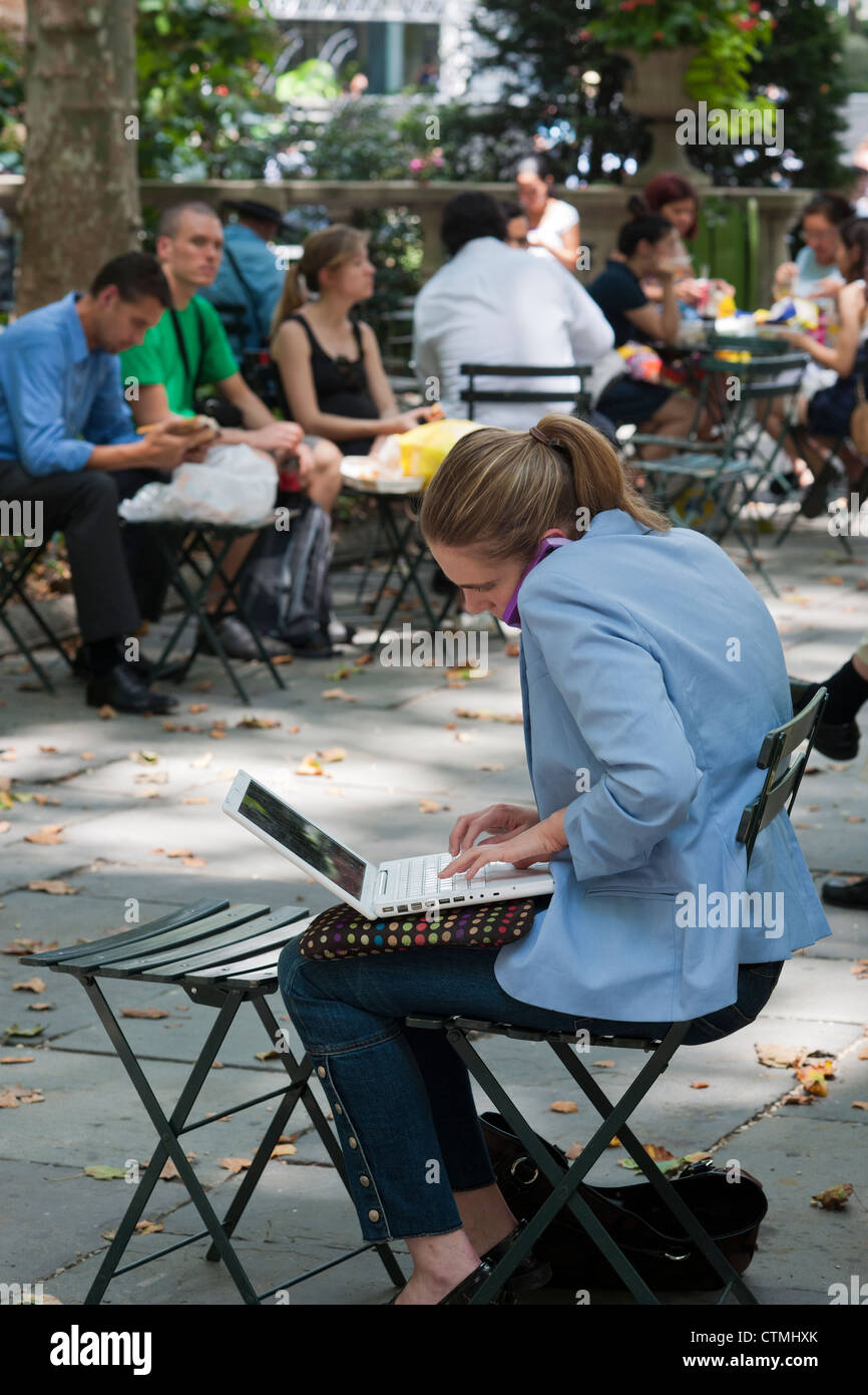 Reading in bryant park manhattan hi-res stock photography and images ...