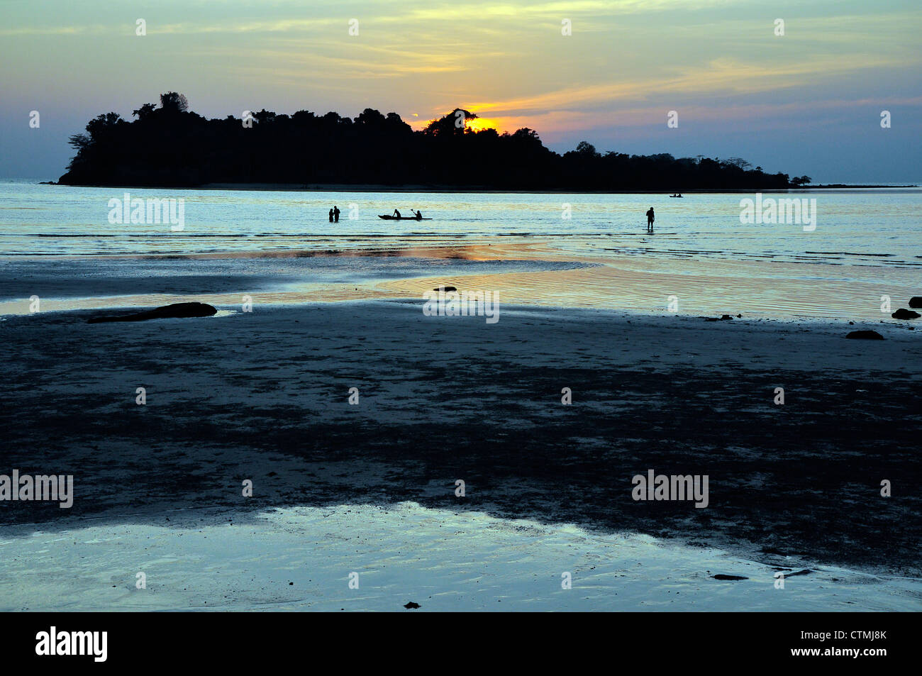 Tropical island sunset horizon view hi-res stock photography and images ...