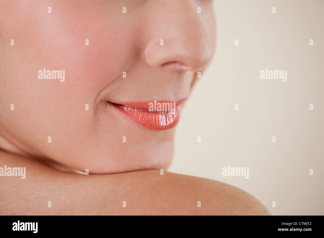 A young woman smiling, mouth closed, close-up Stock Photo - Alamy