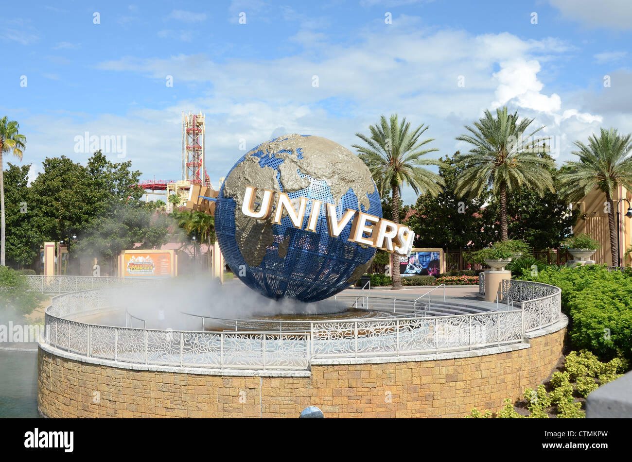 Universal Globe outside the entrance to Universal Studio's Orlando ...