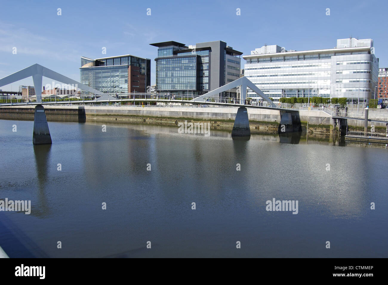 Footbridge over the River Clyde in the centre of Glasgow, Scotland ...