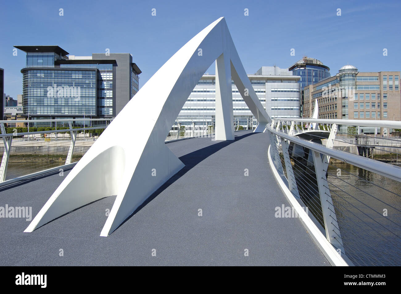 Footbridge over the river Clyde in the centre of Glasgow, Scotland ...