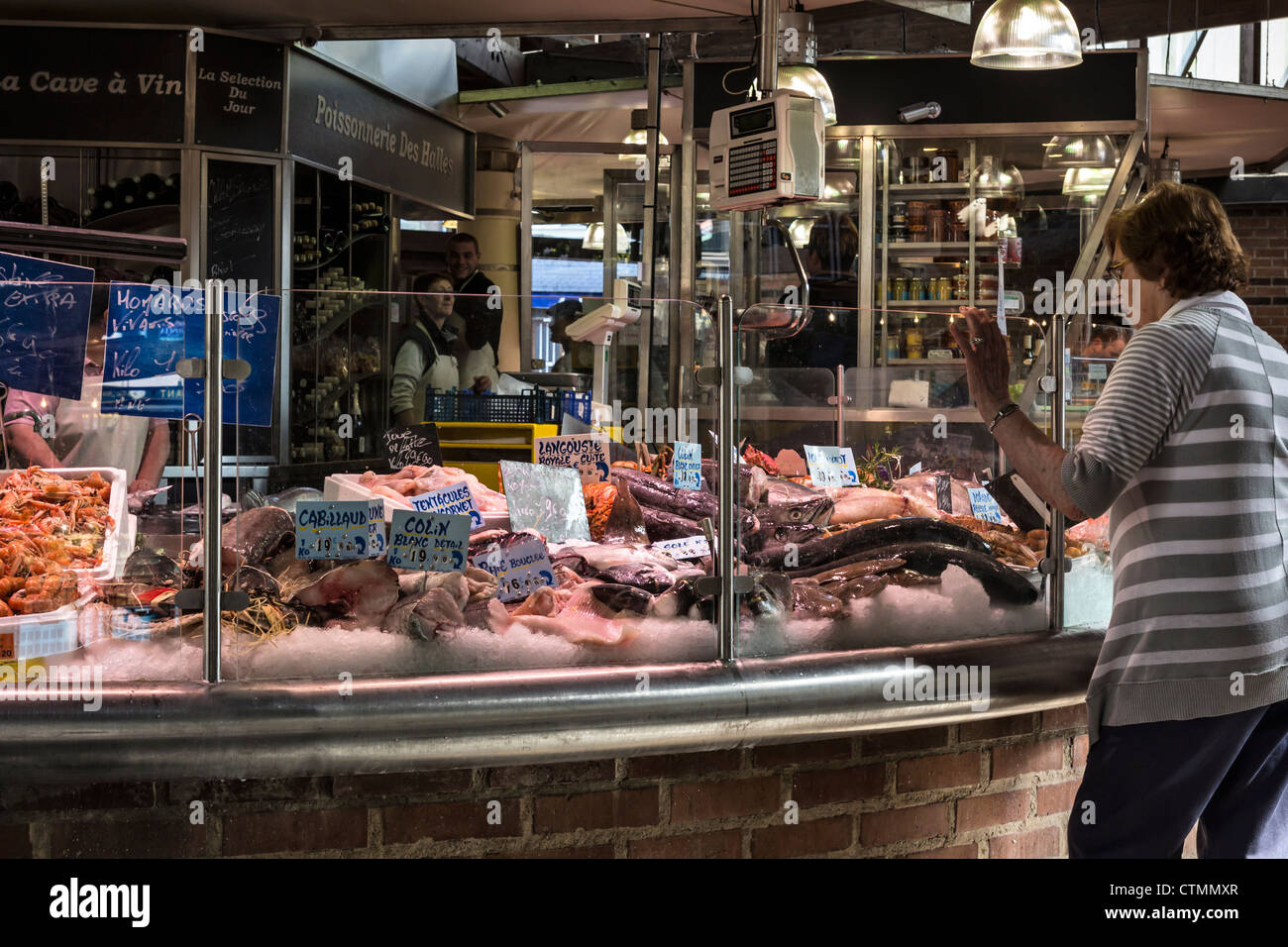 Old woman buying fish hi-res stock photography and images - Alamy