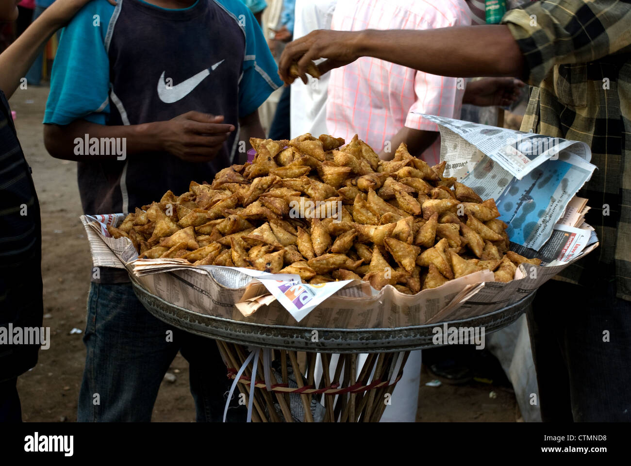 Street food vendor samosas hi-res stock photography and images - Alamy