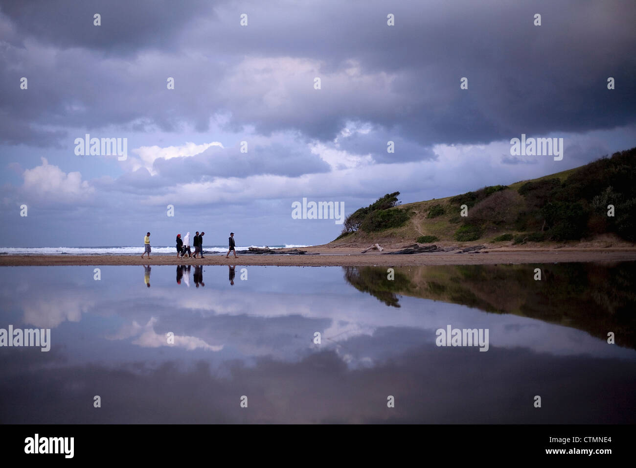 Distant people walking on a beach hi-res stock photography and images ...