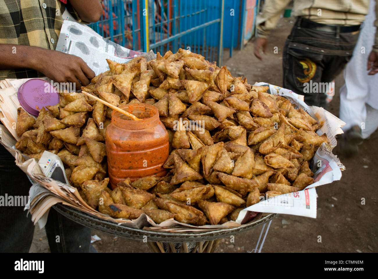 Street food vendor samosas hi-res stock photography and images - Alamy
