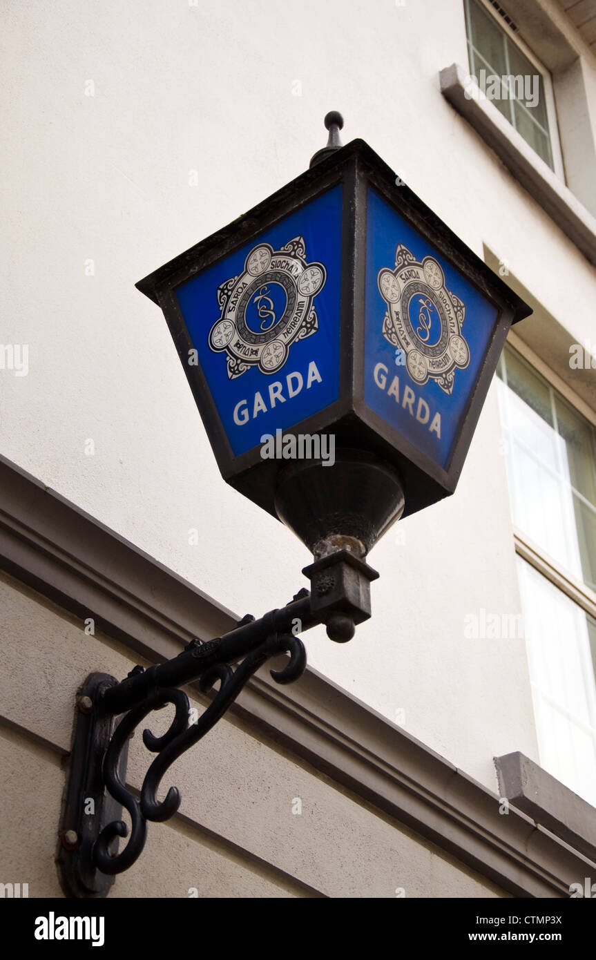 Irish police station sign Garda in Gaelic Stock Photo - Alamy
