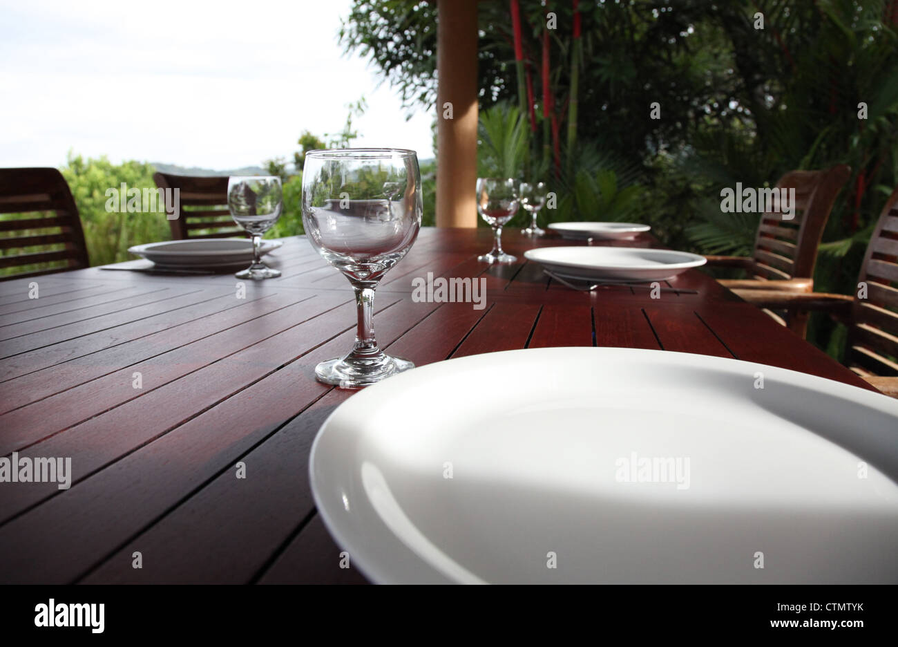 Table setting outdoors hi-res stock photography and images - Alamy
