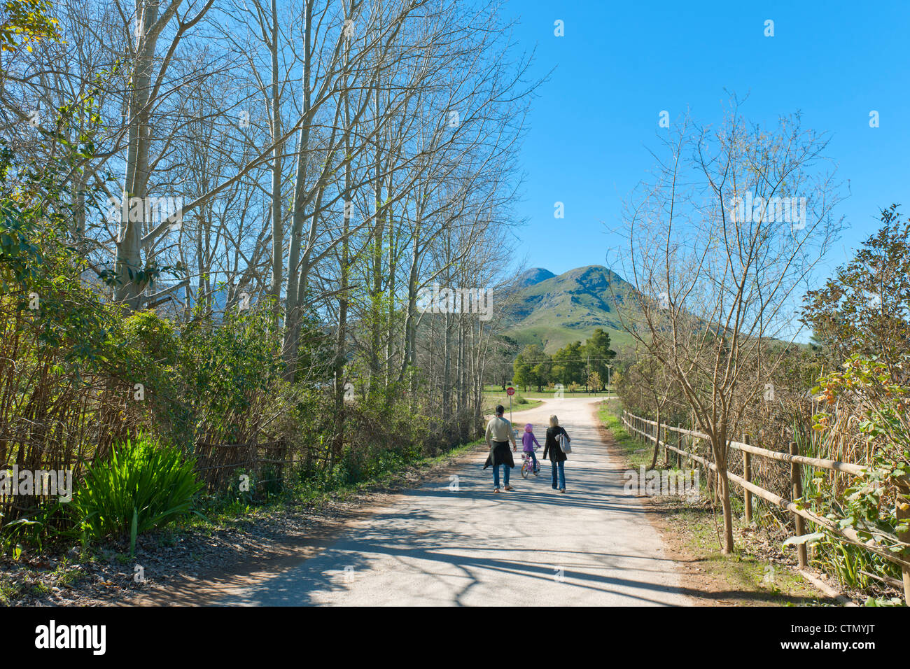 Children walking down country lane hi-res stock photography and images ...