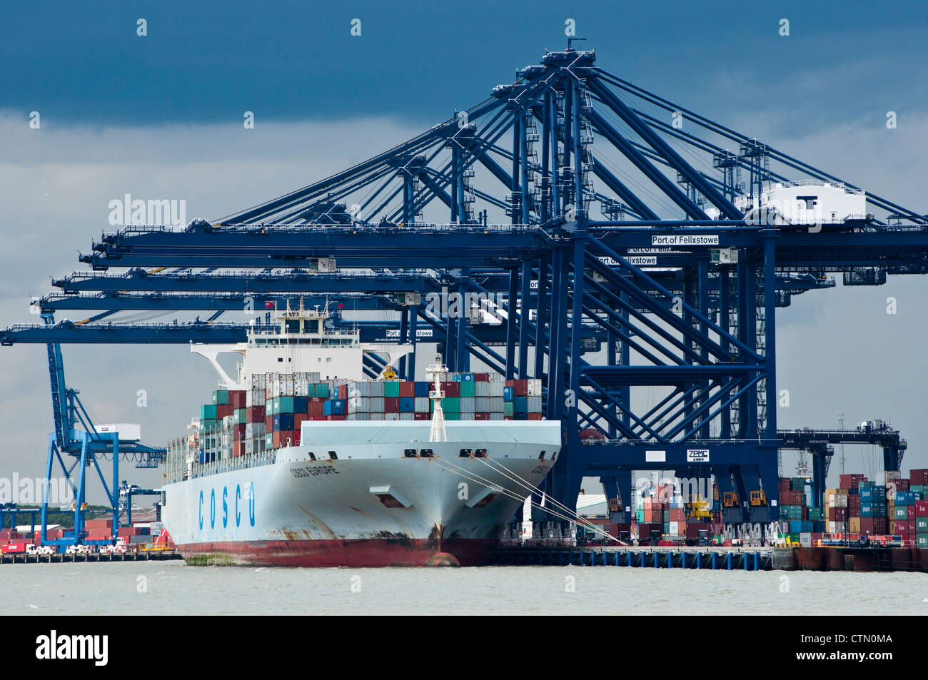 Loading shipping containers hi-res stock photography and images - Alamy