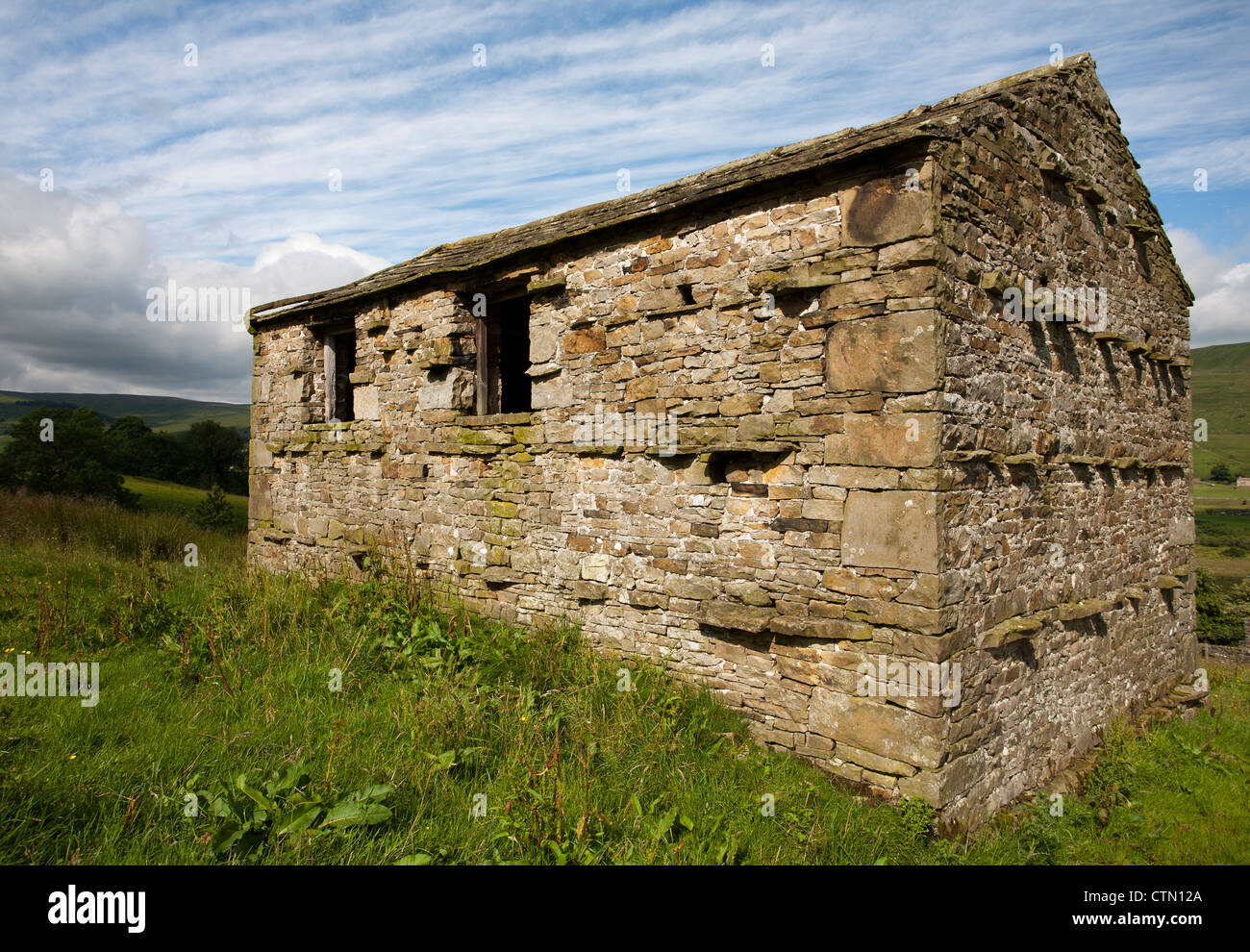 Traditional dry stone wall Wensleydale Barn, North Yorkshire Dales ...