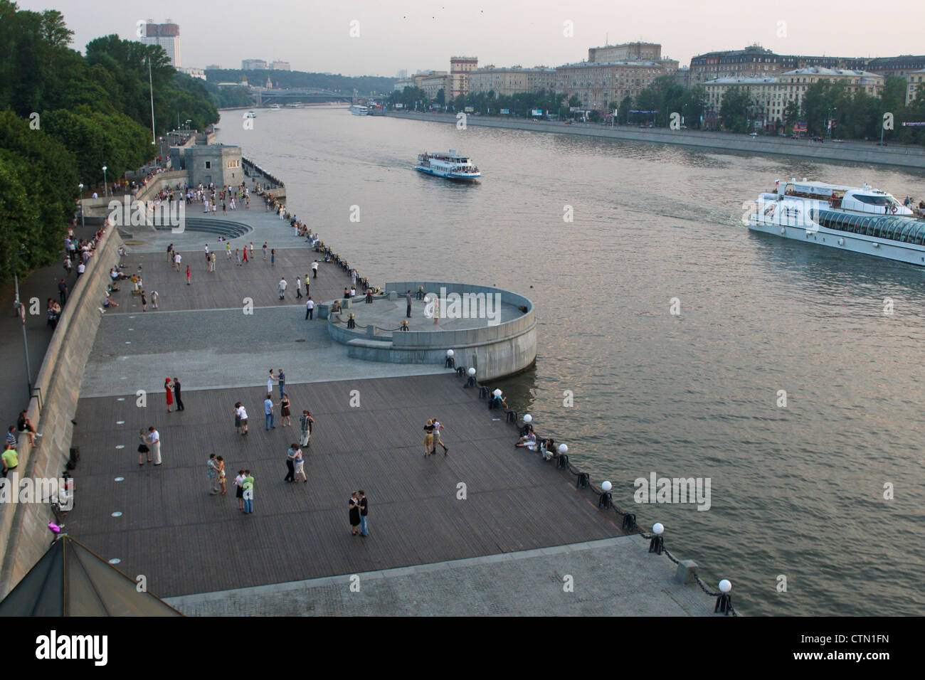 People dancing on a summer evening on the bank of the Moskva river in ...