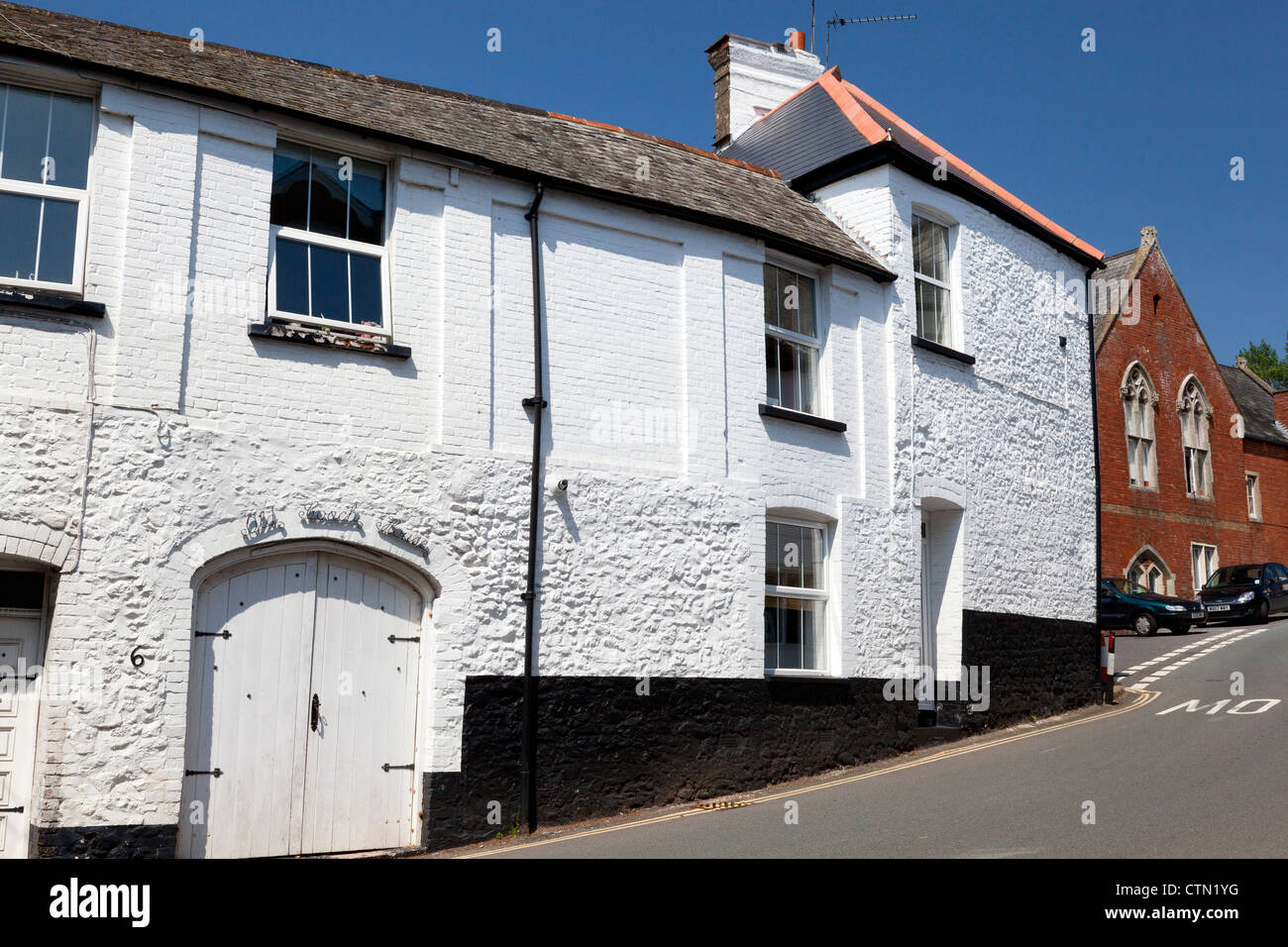 English coaching house hi-res stock photography and images - Alamy