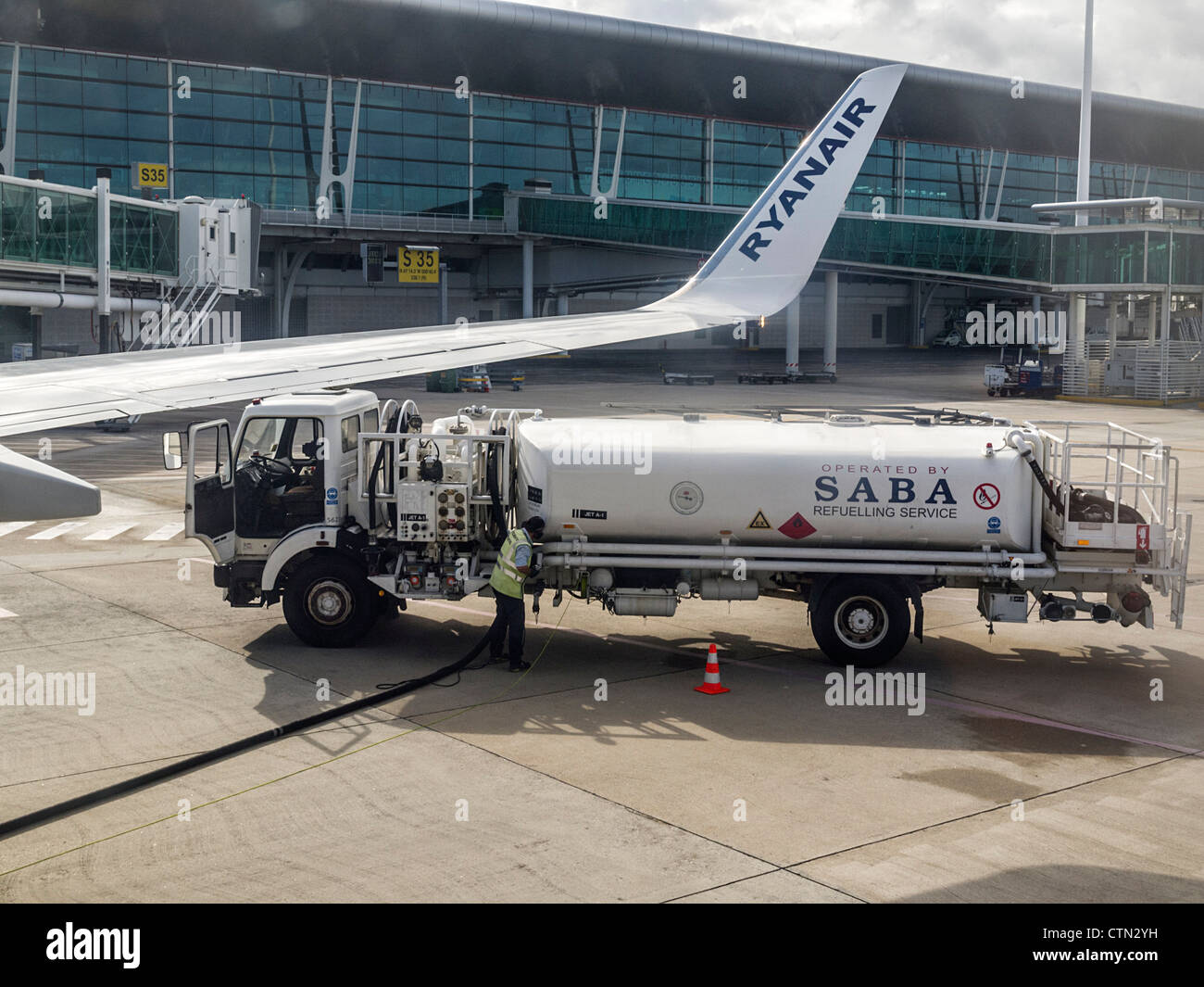 Ryanair airplane refueling at airport runway Stock Photo - Alamy