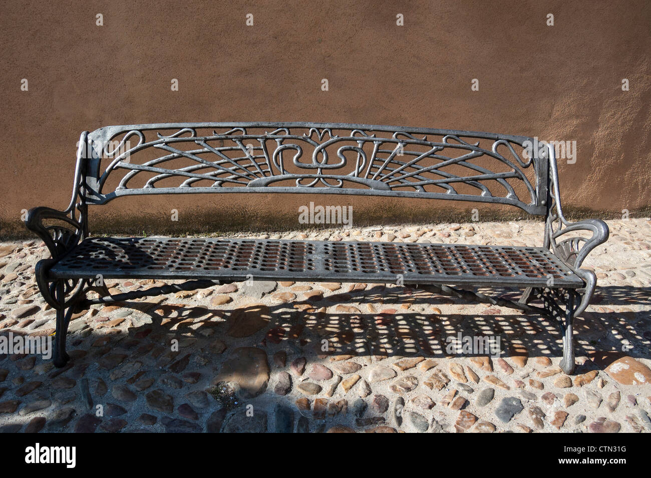 Cast iron bench hi-res stock photography and images - Alamy