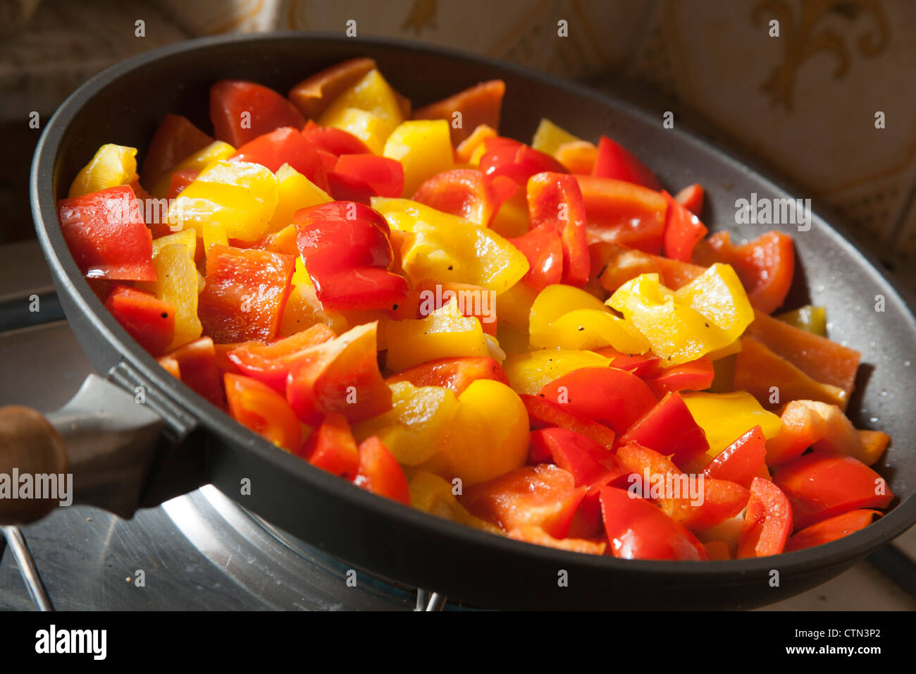 Sweet peppers cooking pan hi-res stock photography and images - Alamy