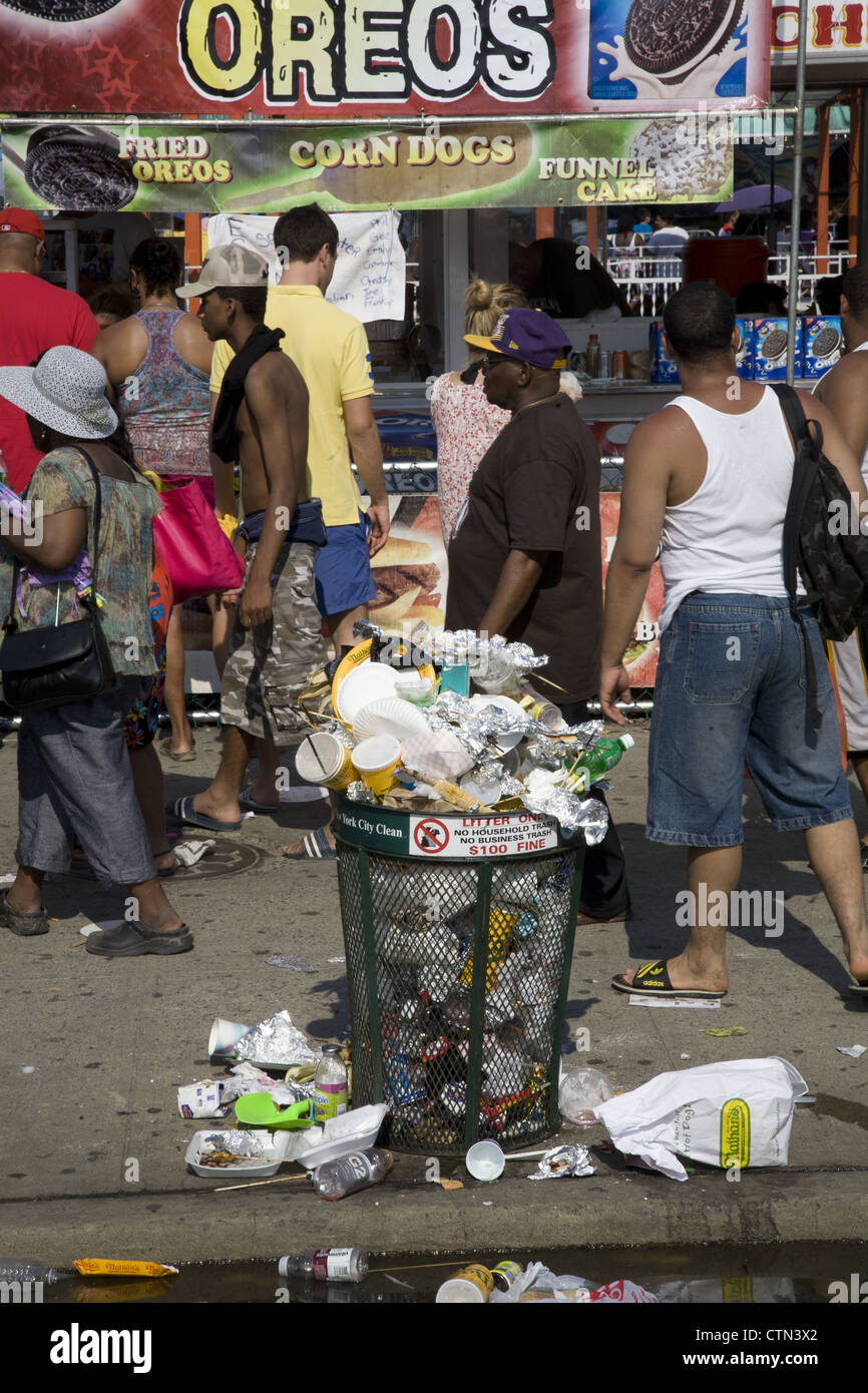 Garbage can food waste hi-res stock photography and images - Alamy