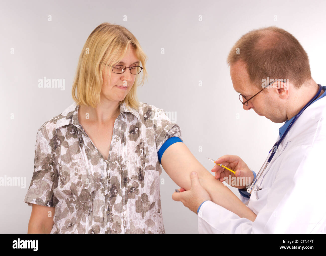 Medical doctor giving patient an injection Stock Photo - Alamy