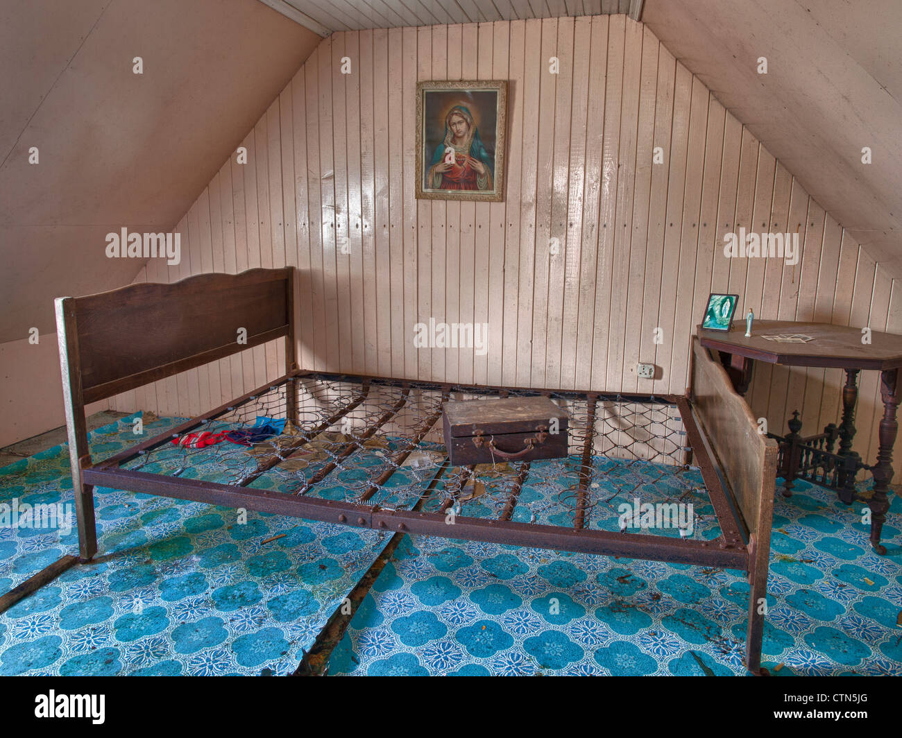 Empty attic room old house hi-res stock photography and images - Alamy