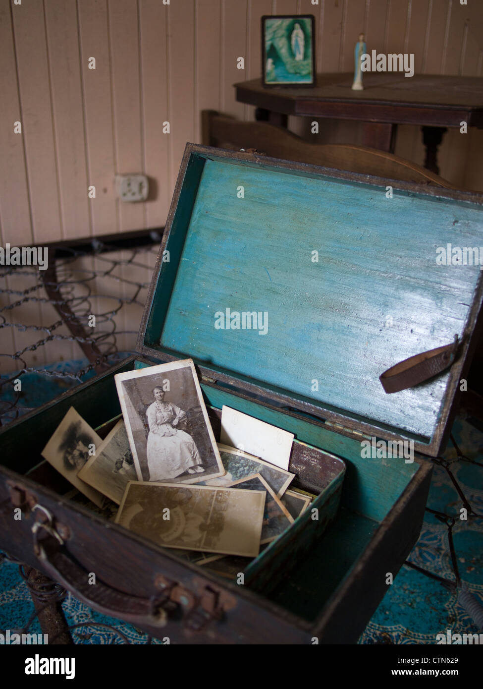 Old photographs box hi-res stock photography and images - Alamy