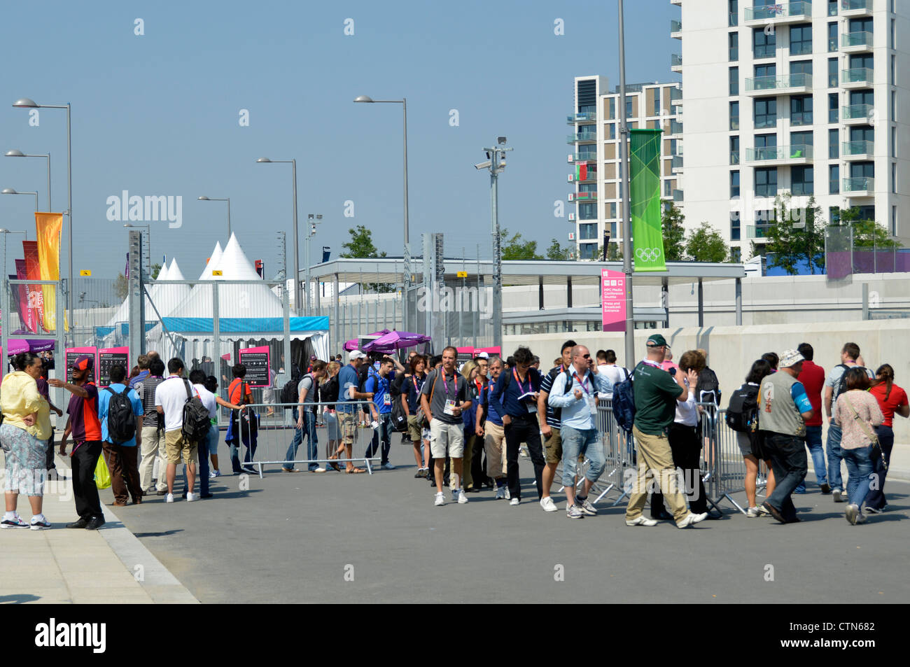 Queue fence hi-res stock photography and images - Alamy