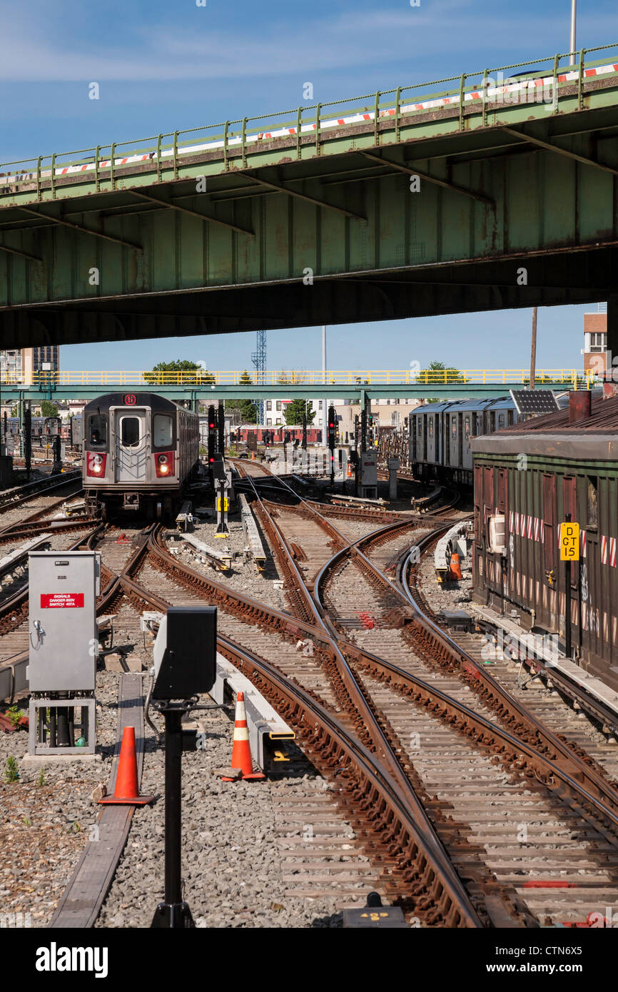 Above ground train station hi-res stock photography and images - Alamy