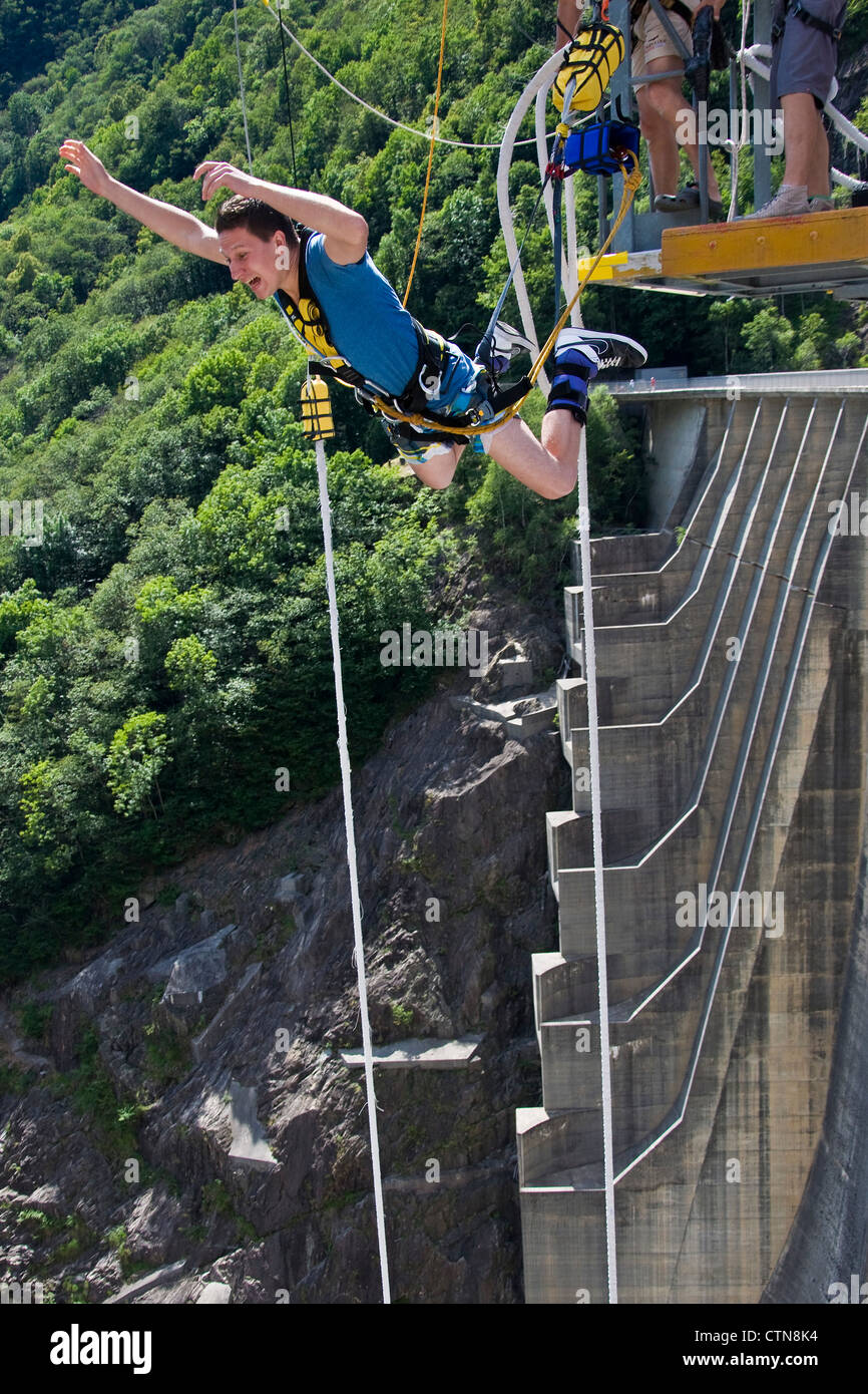 Switzerland ticino verzasca dam bungee hi-res stock photography and ...
