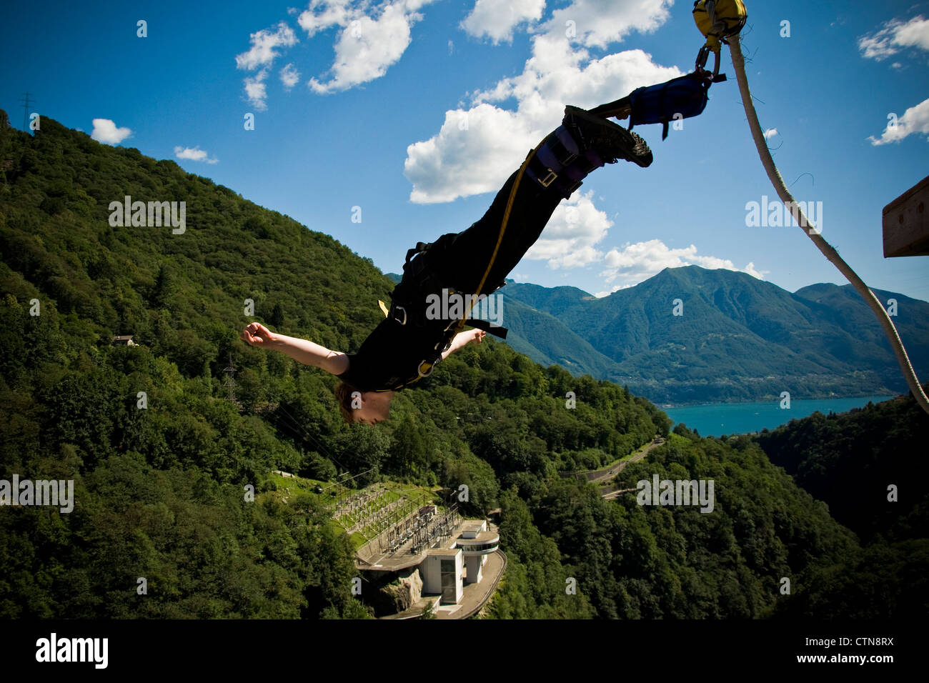 Switzerland ticino verzasca dam bungee hi-res stock photography and ...