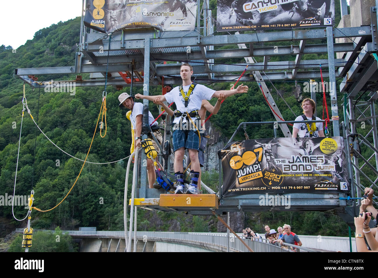 Verzasca dam bungee jump hi-res stock photography and images - Alamy