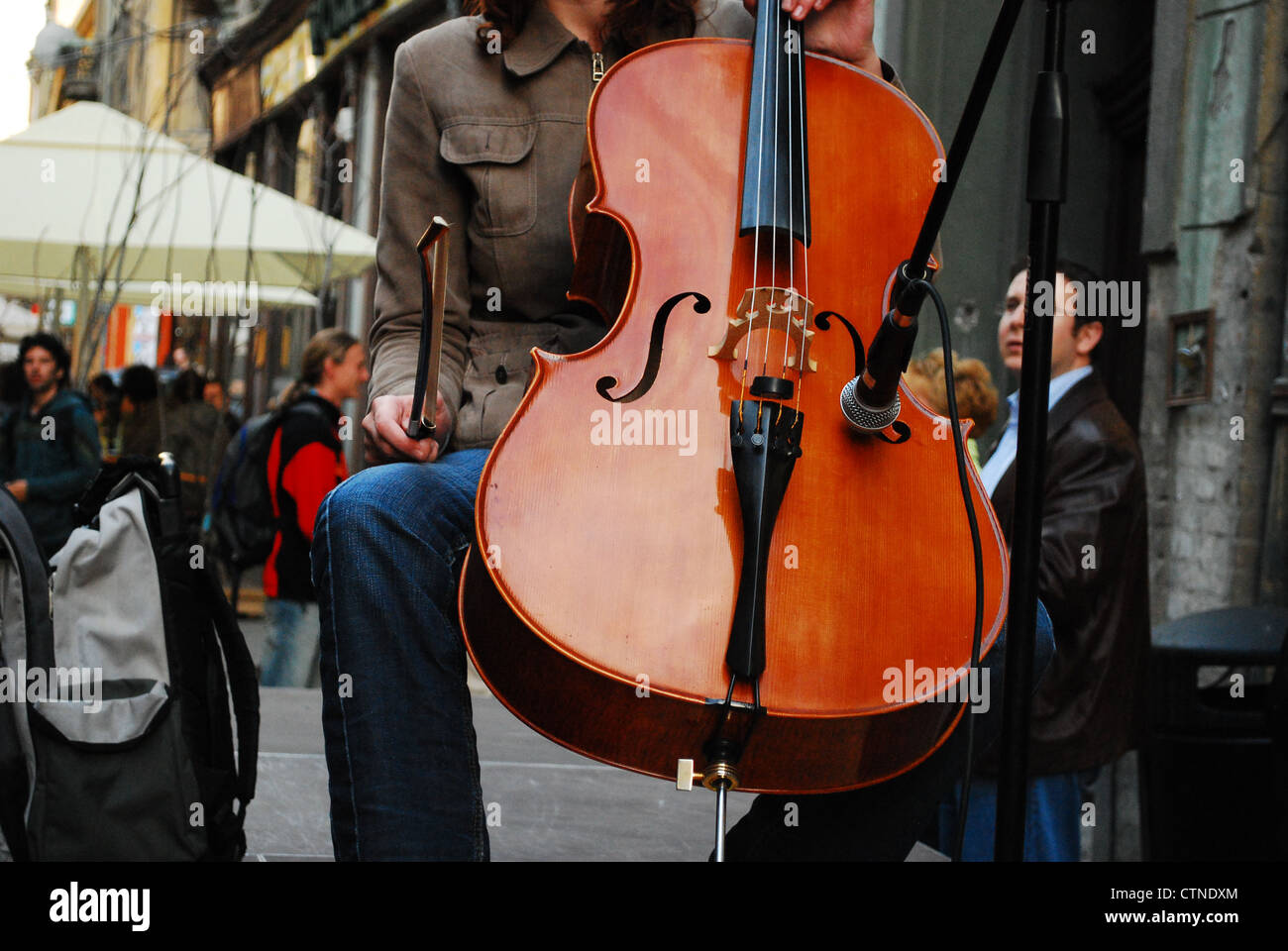 Street violin hi-res stock photography and images - Alamy
