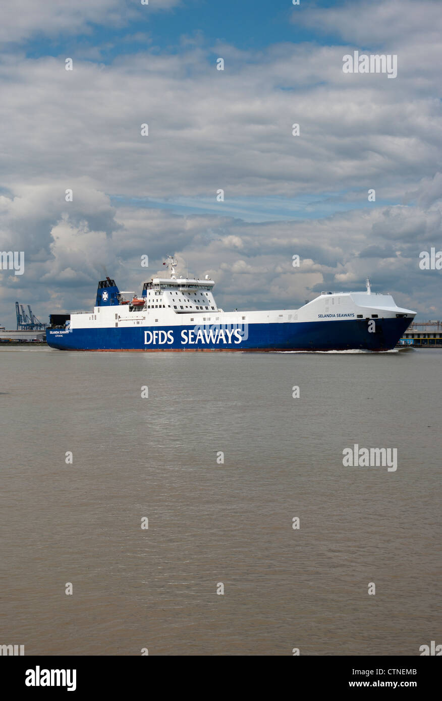 Dfds container ship hi-res stock photography and images - Alamy