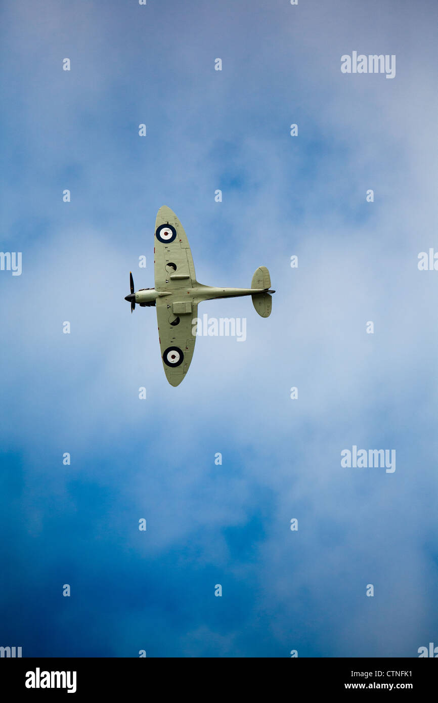 Spitfire in flight hi-res stock photography and images - Alamy