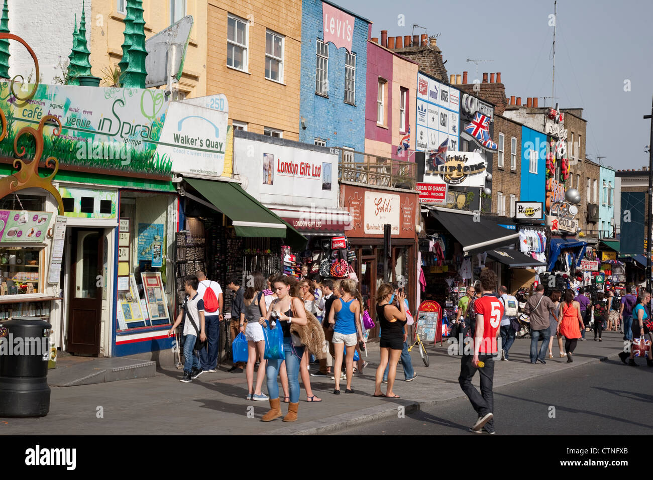 Fashion shop fronts hi-res stock photography and images - Alamy