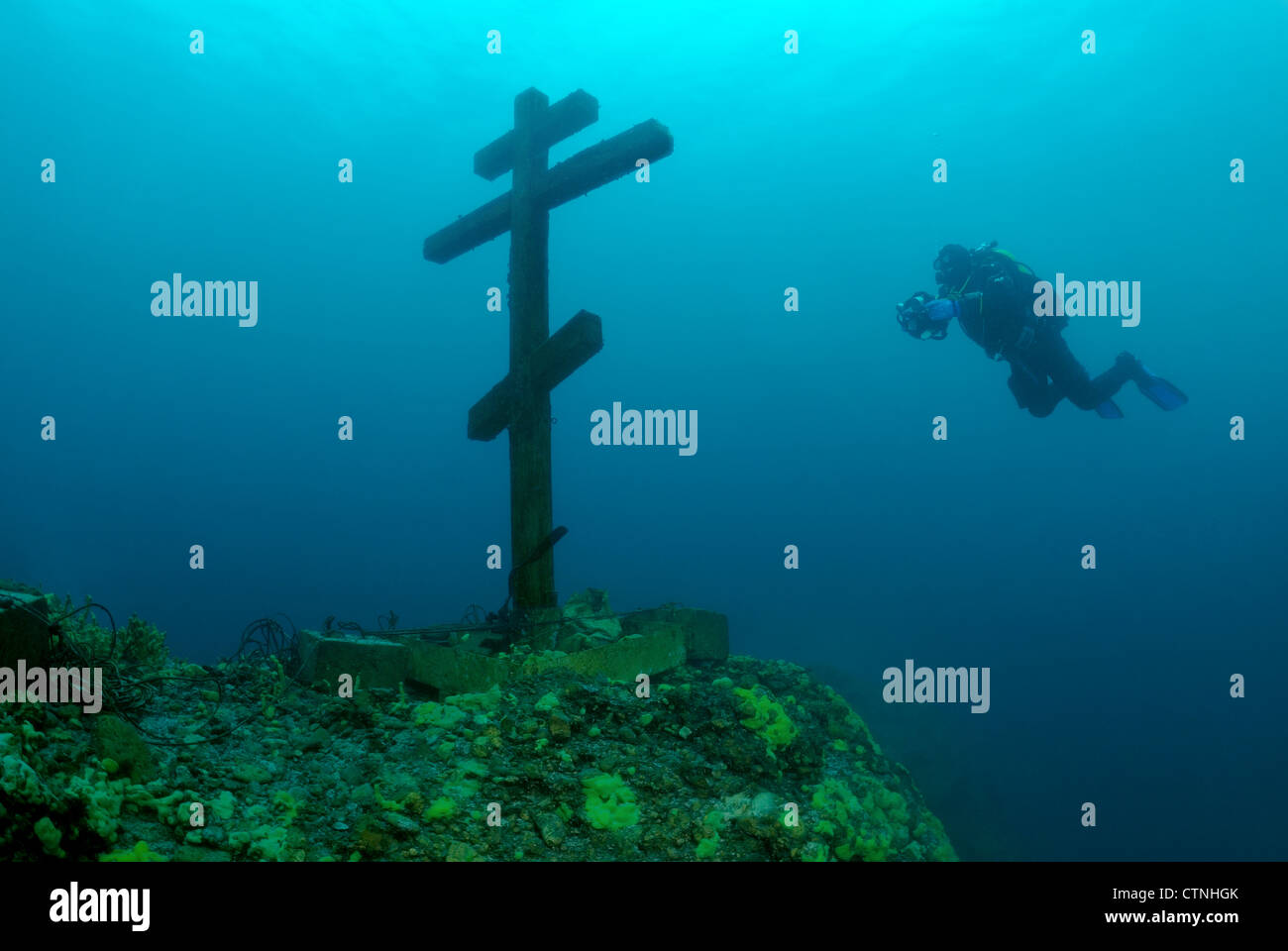 Cross underwater hi-res stock photography and images - Alamy
