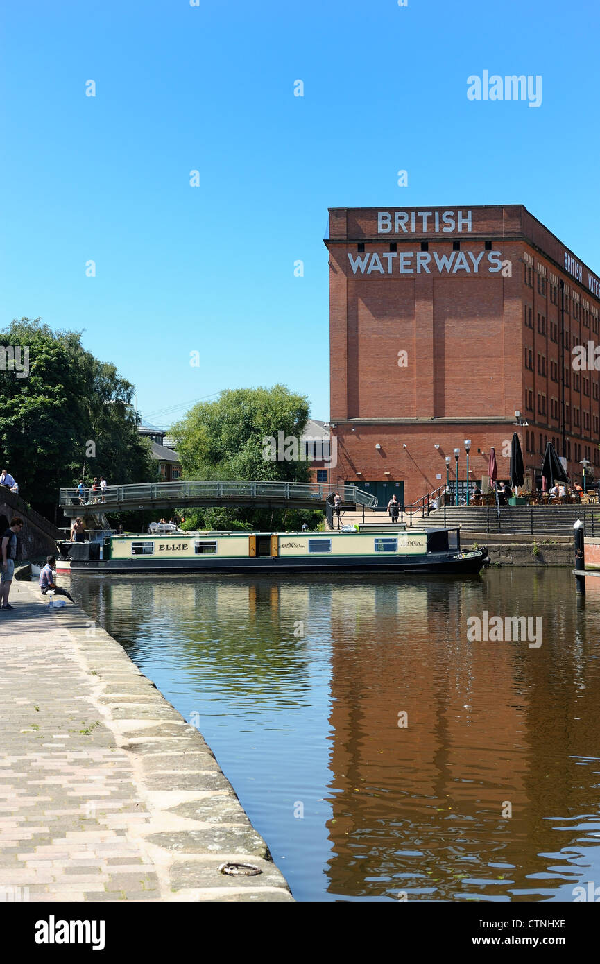 canal boat turning in front of the british waterways building ...