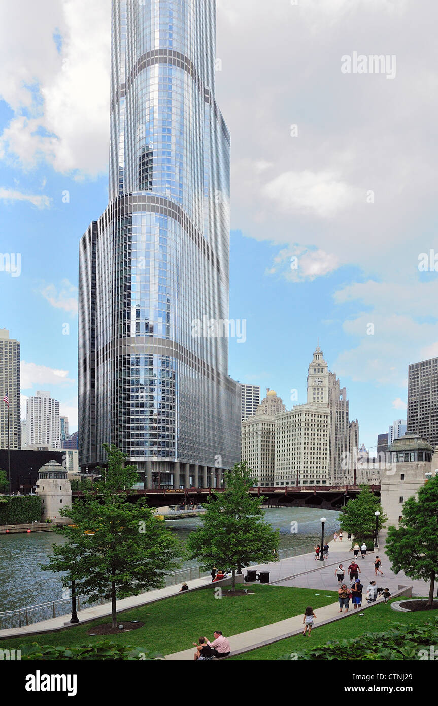 Tall buildings looming hi-res stock photography and images - Alamy