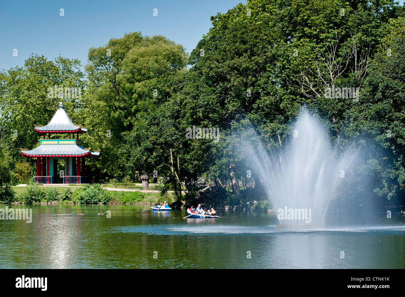 Victoria park hackney summer hi-res stock photography and images - Alamy